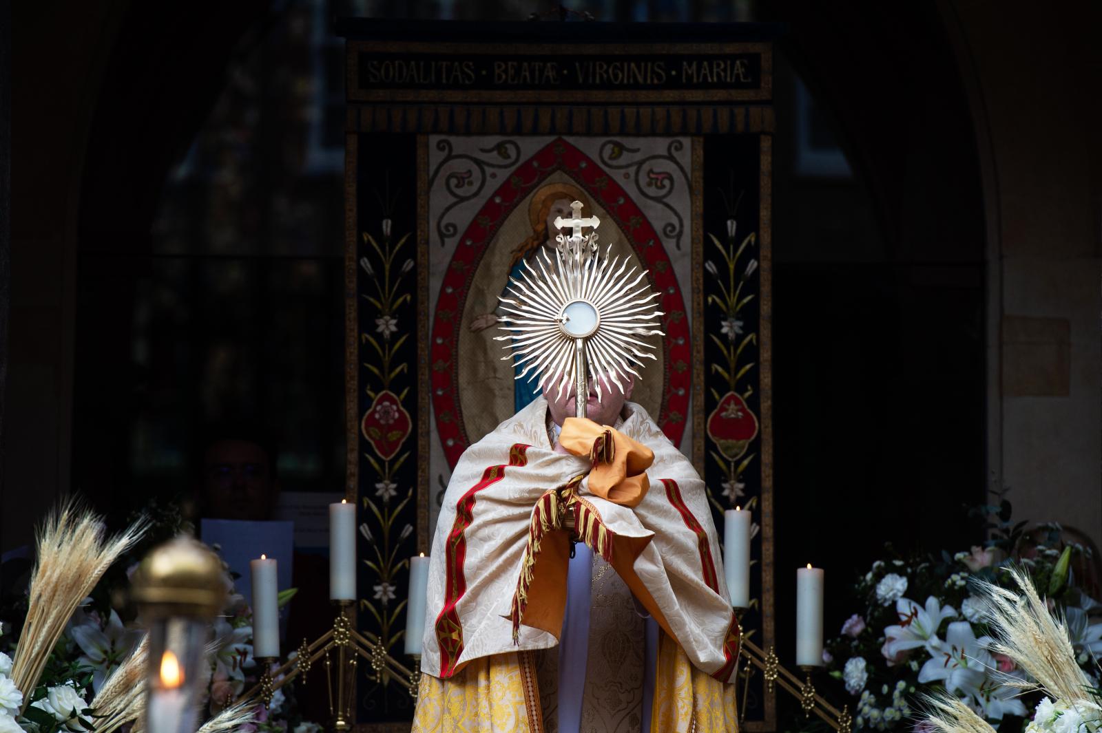 Over 6,000 venerate the relics of St Anthony of Padua at Westminster Cathedral - Diocese of ...
